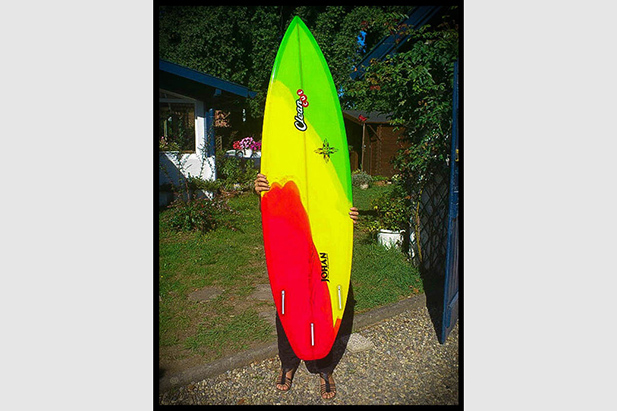 Clean Cut Surfboards | Mélange de résines teintées aux couleurs rasta